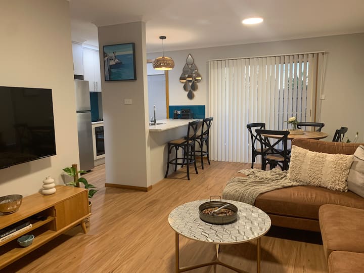 Sandpiper -
West Ulverstone
Near The Leven River - Ulverstone