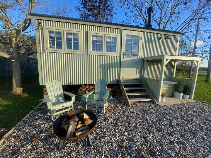 Happy Place Shepherds Hut - Cotswolds