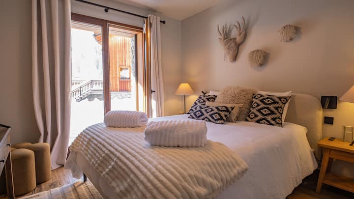 Warm & Stylish Double Room In Luxury Ski Chalet - Les Menuires