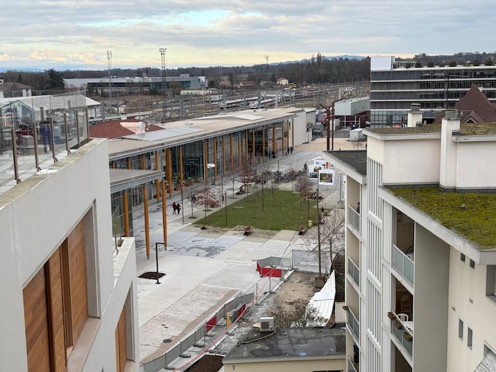 Bright & Modern 2br, Balcony, Parking, Near Ceva - Annemasse