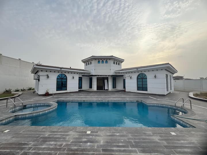 Luxury 3 Bedroom Farmhouse With Swimming Pool - Karachi
