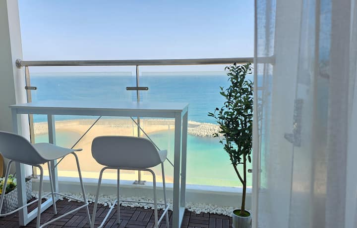 New 까사데이지  | Full Ocean Studio
창 앞이 바다, 하루 종일 파도 뷰 - Sokcho