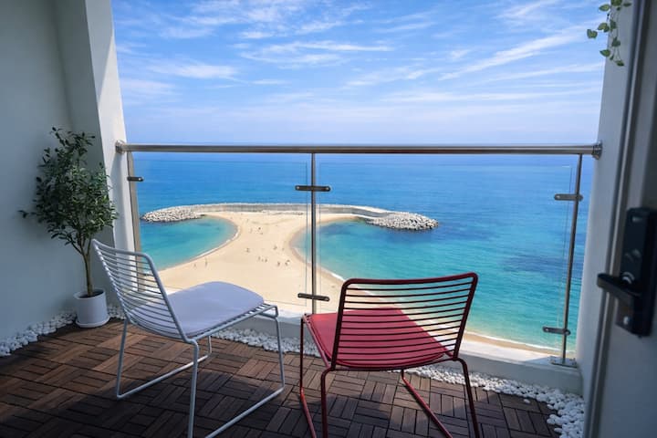 Full Ocean Studio / 창문 앞 바다 /빔프로젝터/공기청정기/에어컨청소완료 - Sokcho