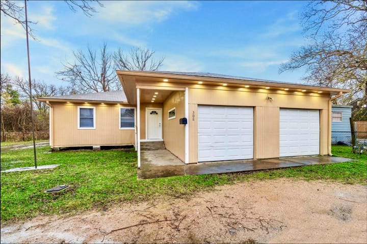 3br/2ba Cozy Home, Perfect For Crews - Baytown, TX