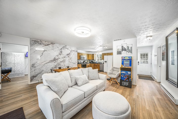 Black Squirrel Heron Hill Retreat Hot Tub On Lake! - Hudson, OH