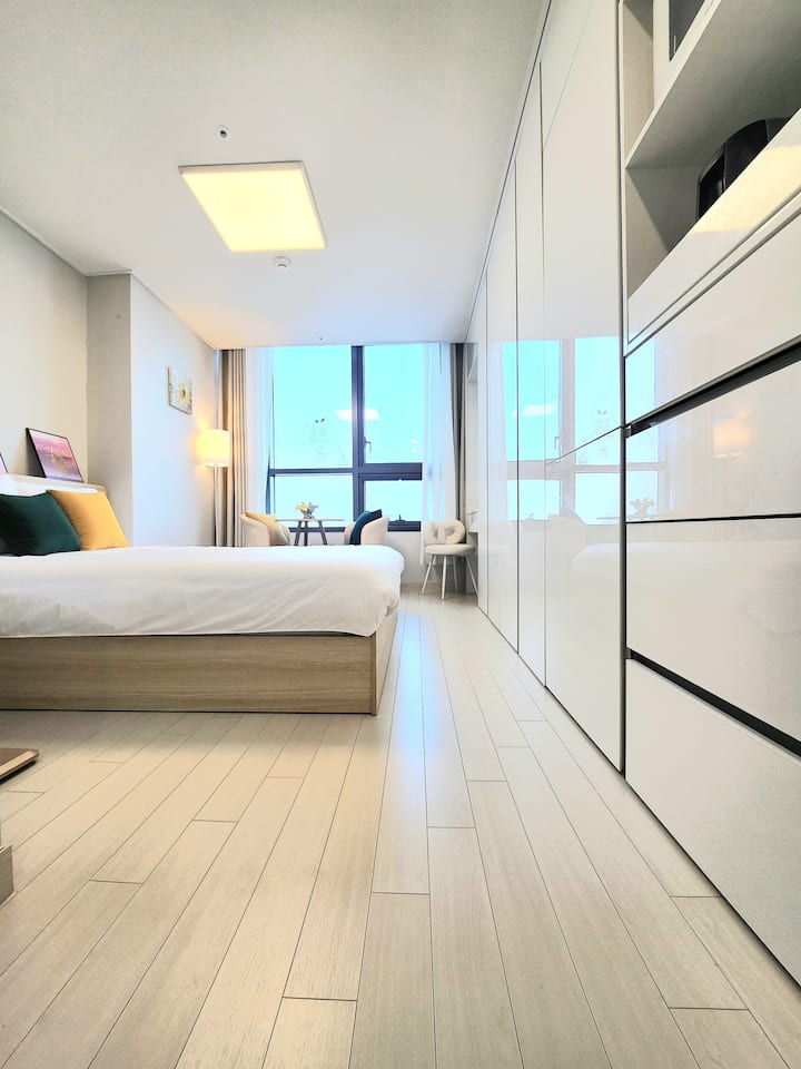 #Lovely  스테이 송도#

달빛축제공원역5분
인천공항 30분
현대프리미엄아울렛 인접 - Incheon