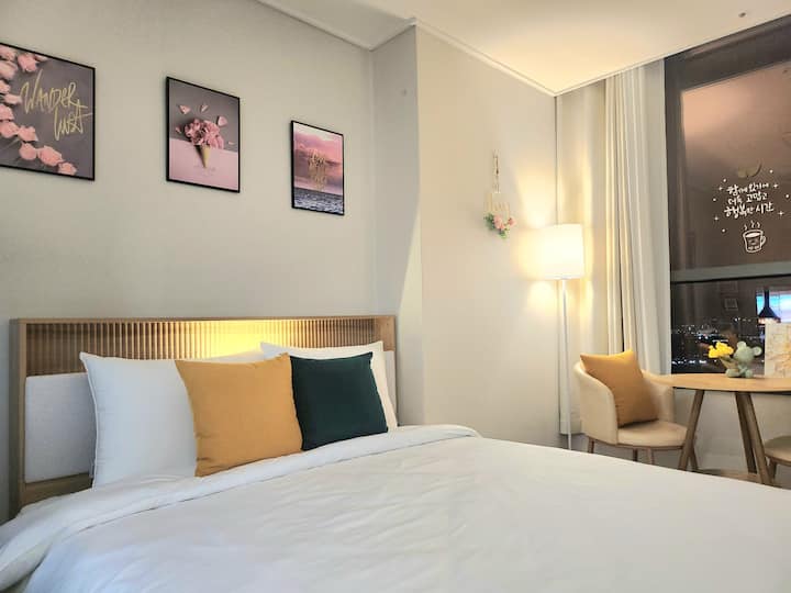 #Lovely  스테이 송도#

달빛축제공원역5분
인천공항 30분
현대프리미엄아울렛 인접 - Incheon