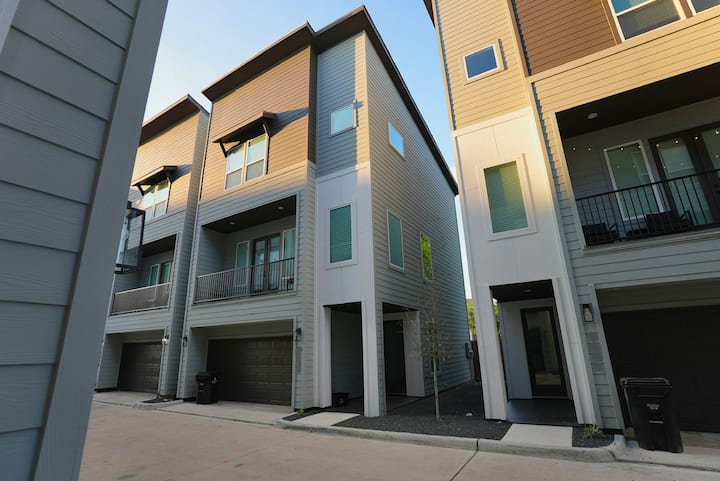 Modern Downtown Stay | 2 Private Rooms - Houston, TX