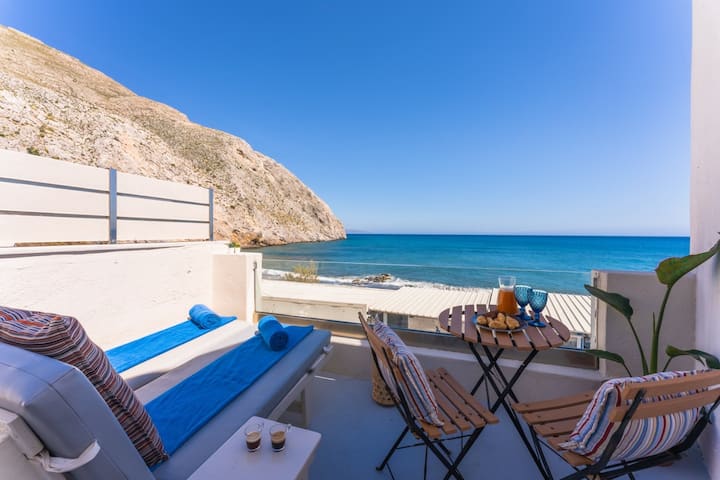 Golden Secret Beach House Perissa Santorini - サントリニ島