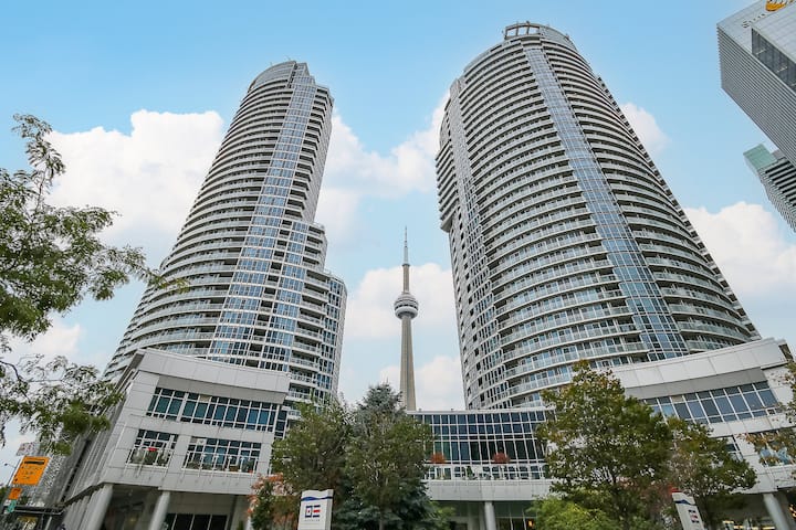 Panoramic Lake Views | Resort Living 2bdr+den - Toronto