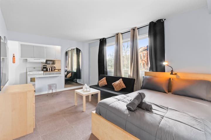Stylish Downtown Mtl Studio - Dorval