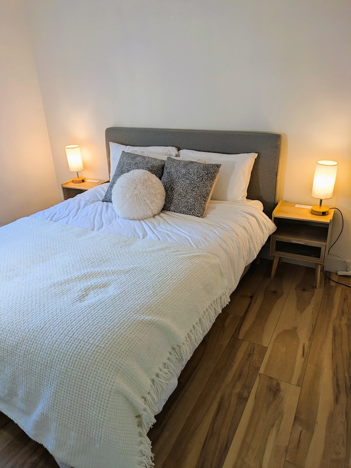 2 Bedroom Suite Close To Main And Skytrain - Vancouver