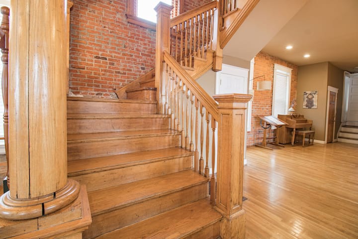 3 Story Home With Penthouse Suite - Kansas City, MO