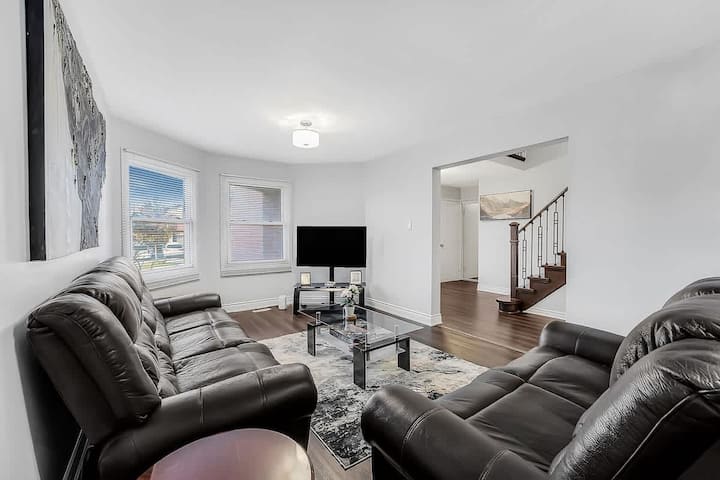 Cozy 4 Bedroom Home For 8 With Driveway Parking - Brampton