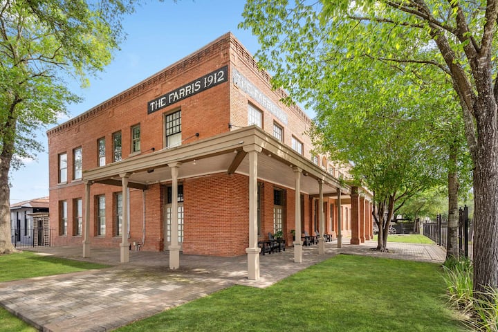 The Farris Lodge (Entire Historic Hotel) - Eagle Lake, TX