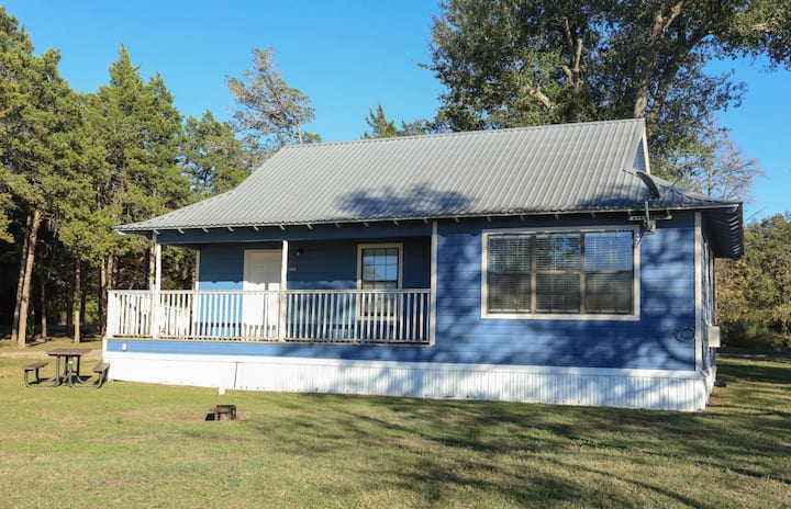 Family & Angler Bunkhouse • Sleeps 8 W/ Bunkroom - Round Top, TX