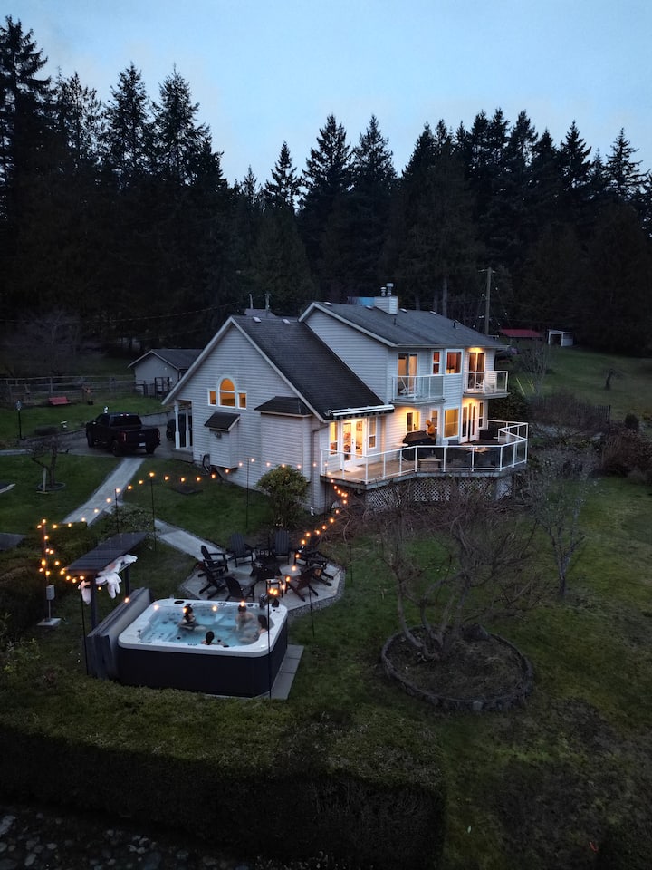 Waterfront House With Private Beach Access - Sechelt