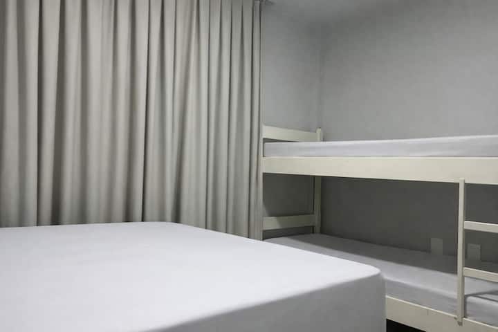 Quarto Com Sacada/ Até 4 Pessoas/banheiro Corredor - Porto Belo