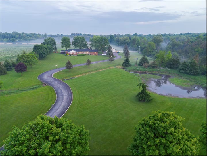 Large Countryside Home W/ Pool & Hot Tub - Ontario
