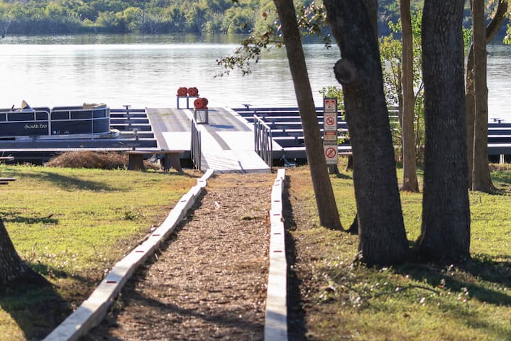 Two‑bedroom Retreat • Lake Access - Pet Friendly - Round Top, TX