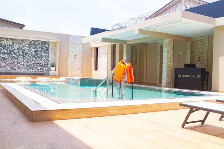 Villa Très Bien Situé Calme Sécurisé Voie Bitumée - Abidjan