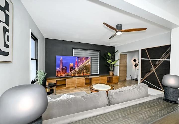 Modern Stylish Urban Haven | Dog Friendly - Akron, OH