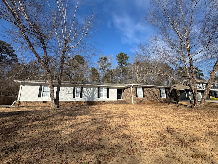 Spacious 4 Bd Home W/ A Ping Pong & Pool Table! - Macon, GA