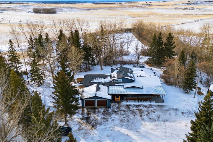 Executive Acreage, 3 King Beds, Fireplace, Ac - Airdrie