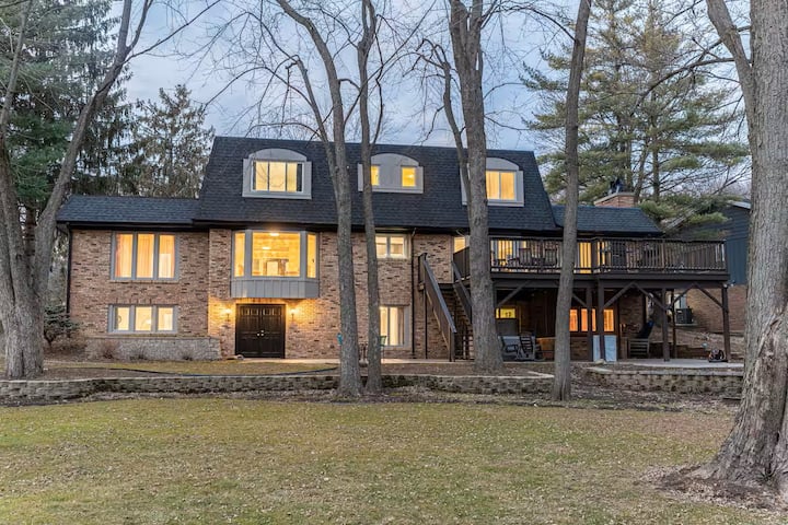 Spacious Family Home, Hot Tub - Splash Pad, Belvidere