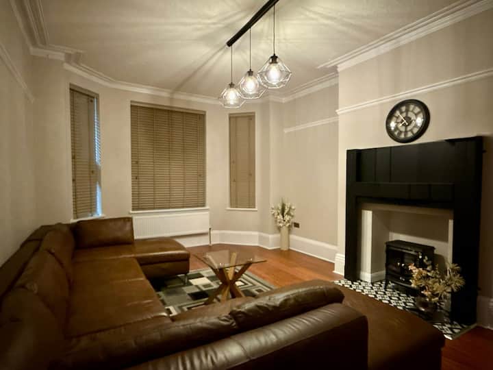 Large Luxury 4 Bedroom Home With Parking - Manchester