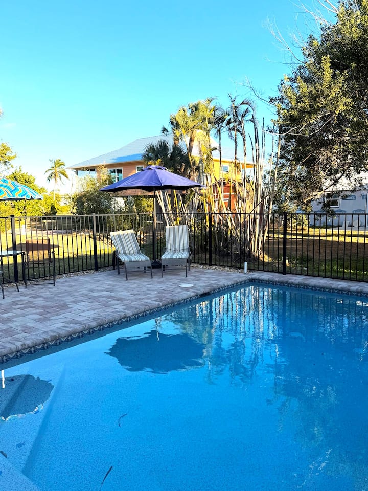 Luxury Retreat Steps To The Gulf 2br Pool Sleep 6 - Fort Myers Beach, FL