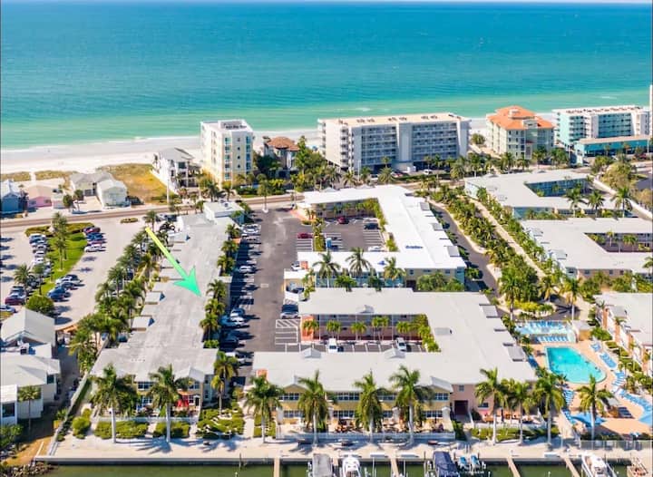 Waterfront Oasis + Beach & Pool Access + Game Room - Indian Shores, FL