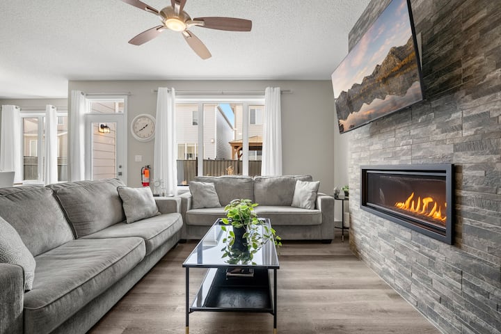 Bright & Spacious Family Retreat - Calgary