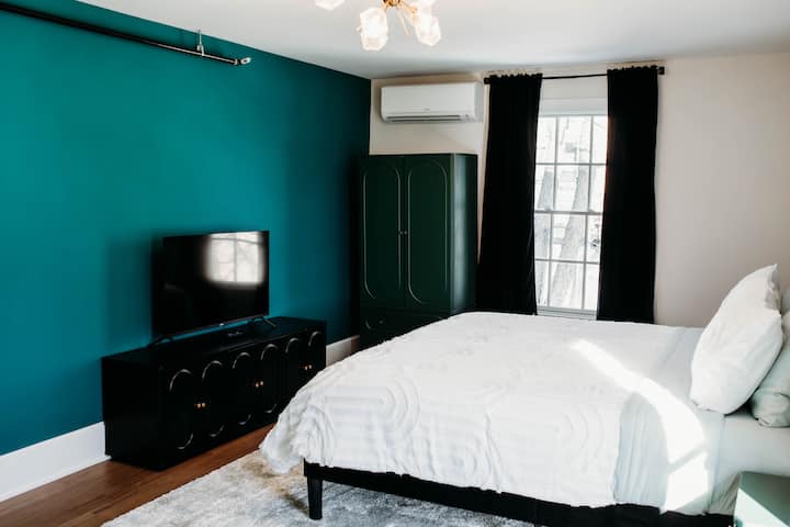 202 Elvehjem Suite - King Bed - Madison, WI