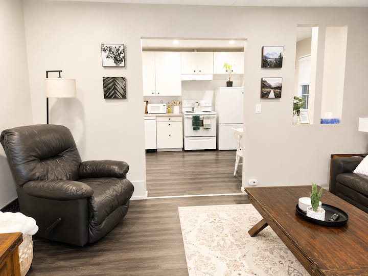 Mainstreet Hideaway - Ontario 60