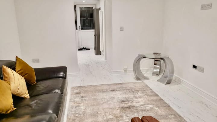 2-bed Flat Spacious Flat, Moments From Reigate St. - Redhill