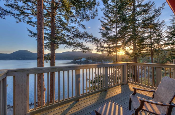 Harborside Queen Room With Dazzling Water Views - Orcas Island, WA