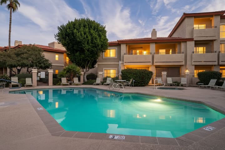 Stylish Phoenix Apt | Pool | Hot Tub | Balcony - Phoenix