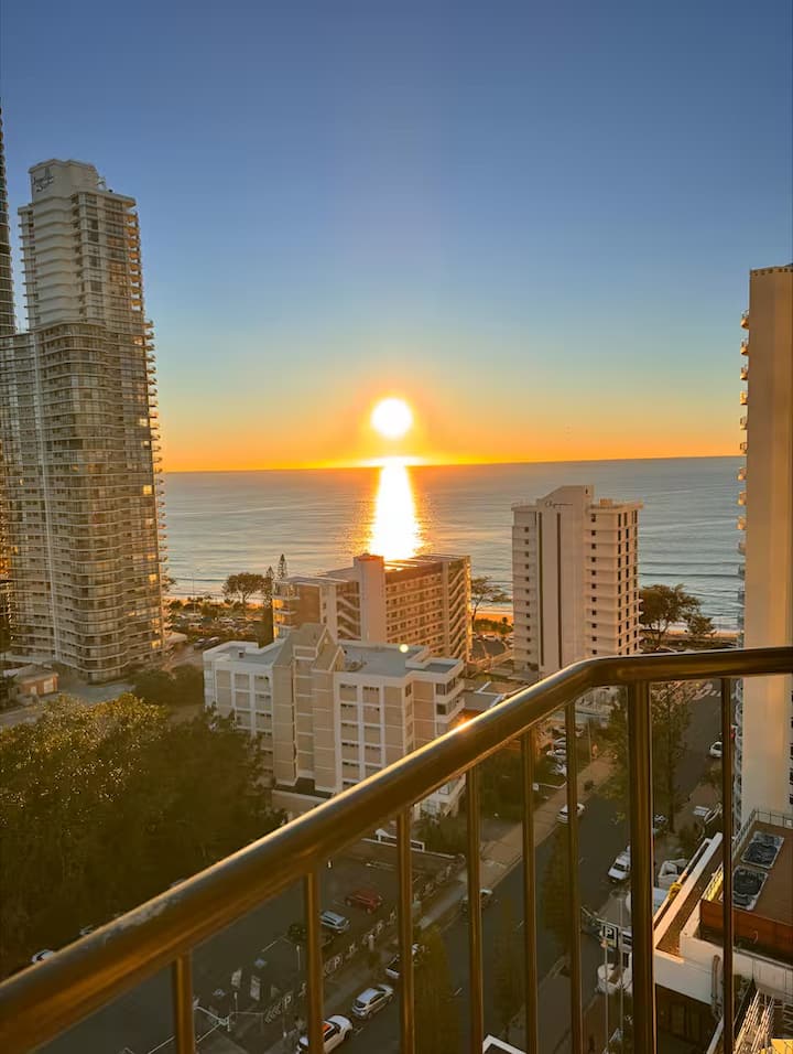 Ocean View Studio W/ Balcony, Wifi & Study Desk! - Surfers Paradise