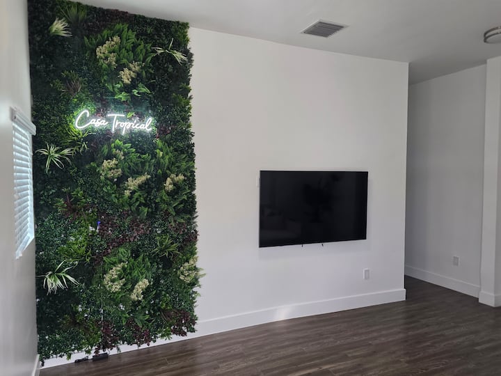 Casa Tropical | 2br/2ba | Sleeps 6 | Near Airport - Hialeah, FL