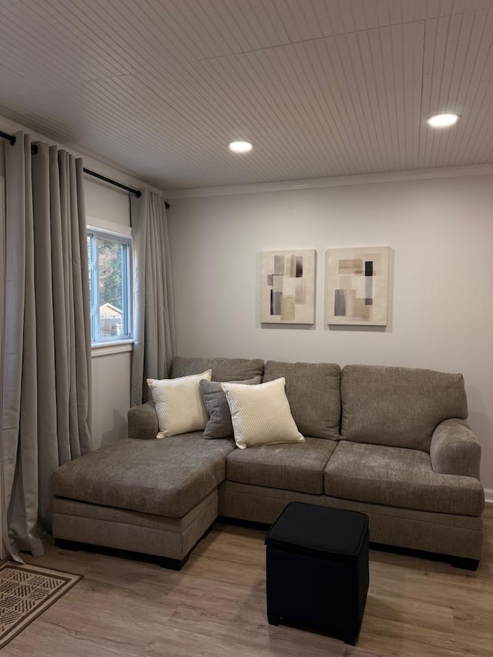 The Arena Guest Suite "King Bed" - Suwanee, GA