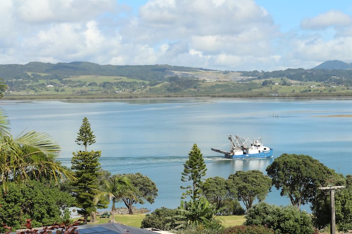 Harbour View Home Deck, Kayaks, Sunsets Sleeps 6 - Whangārei