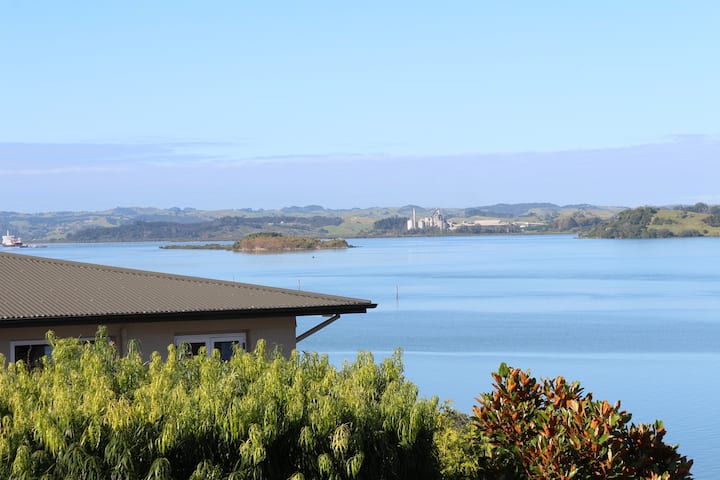The View Wins! – Spacious Harbour View Getaway - Whangarei
