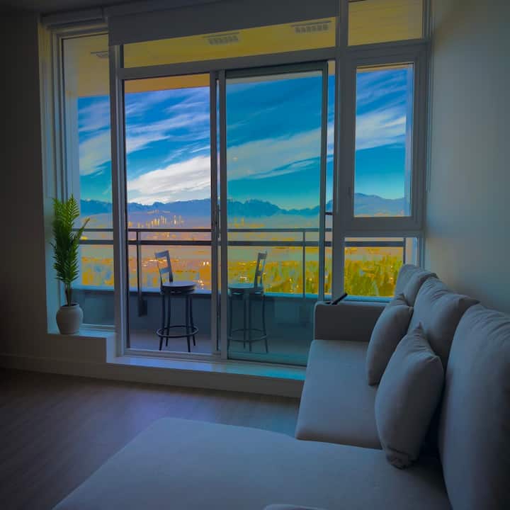 Luxury Sky View Condo W/ Balcony | Central Surrey - New Westminster