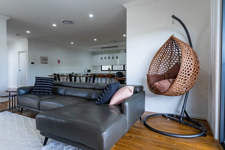 Large 4-bed Family Home | Ideal For Longer Stays - Campbelltown