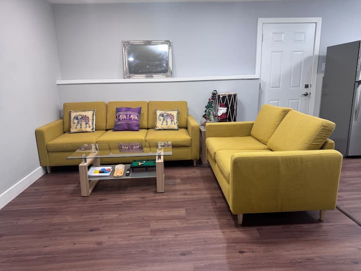Cozy 2-bedroom Basement Suite In Hampton Village - 새스커툰
