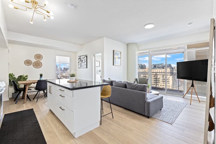 3 Bedroom - Wake Up To City Views & Free Parking - Toronto