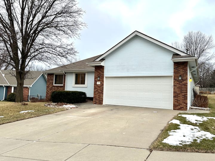 Comfort & Space In South Lincoln  3 Bedroom/3bath - Lincoln, NE