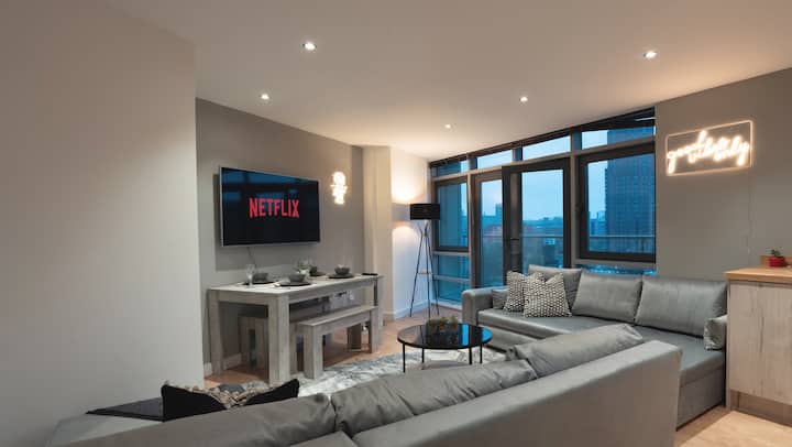 Riverside City Escape That Sleeps 8 With Balcony - Leeds