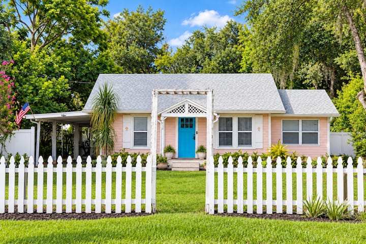 Pets Stay Free  Fenced Yard  Walk Downtown - Mount Dora, FL